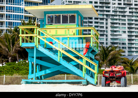 The lifeguard station, an art deco icon of the Bondi Beach front Stock ...