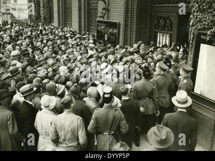 Crowd outside a branch of the Danat bank in Berlin, 1931 Stock Photo ...