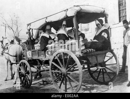 First World War, 1916, wounded British army soldiers and nurses in ...