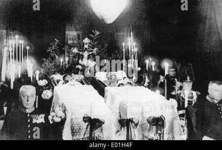 The coffins of Franz Ferdinand and Sophie, 1914 Stock Photo - Alamy