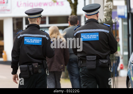 Two Welsh Heddlu or police officers, dressed in riot gear on the ...