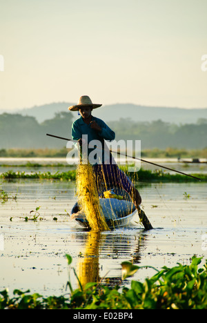 Intha fisherman leg rowing in traditional style on Inle Lake, Shan ...