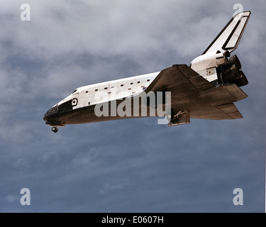 The Space Shuttle Atlantis lands at Edwards Air Force Base, California ...