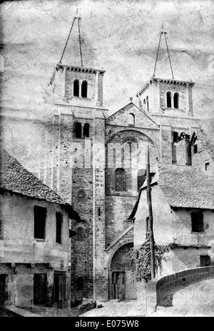 The façade of the Église de Conques, a Romanesque church in Aveyron ...