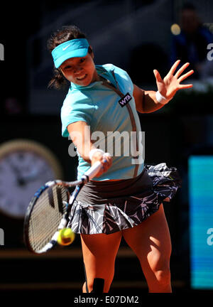Na Li of China returns the ball against Serena Williams of the USA ...