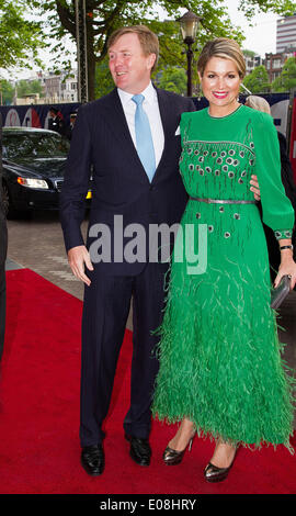 King Albert II of Belgium wears sunglasses during a visit to car ...