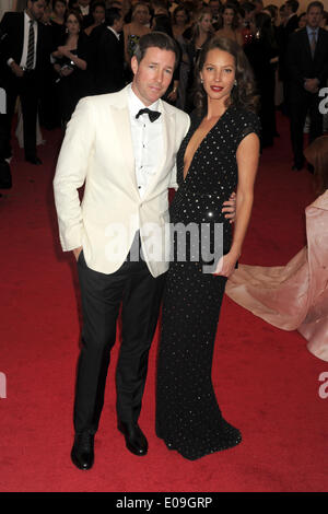 Edward Burns and Christy Turlington attend the prmiere of '27 Dresses ...