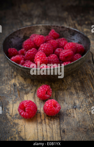 Wooden bowl of raspberries Stock Photo - Alamy