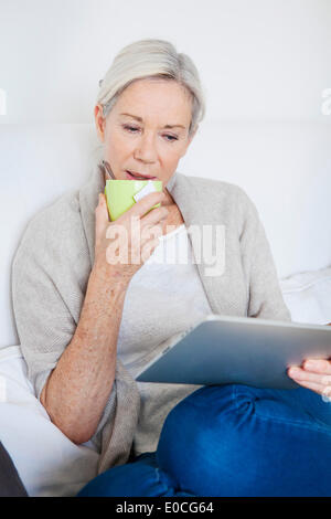 Tablet computing senior Stock Photo - Alamy