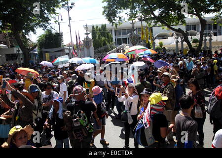 Anti-government protesters sit-in on barriers set up by security forces ...