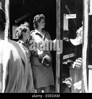This image shows members of the Canadian Women's Army Corps (CWAC ...