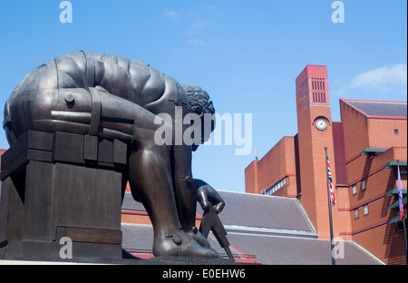 Eduardo Paolozzi's statue "Newton" outside the British Library, London ...
