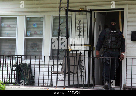 Detroit Police Narc - Narcotic officer - at the door of a house during ...