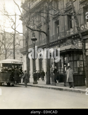 A photograph from 1927 showing buses operating on the streets of London ...