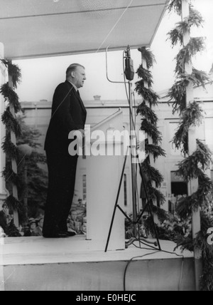 Vidkun Quisling speaking at Universitetsplassen during World War II ...