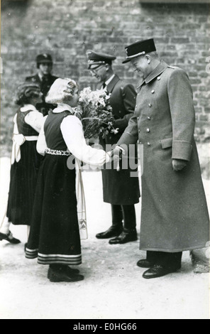 This image shows Vidkun Quisling with Norwegian volunteers during World ...