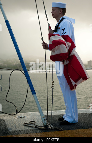 Boatswain's Mate 3rd Class Joshua Hammons and Boatswain's Mate 3rd ...