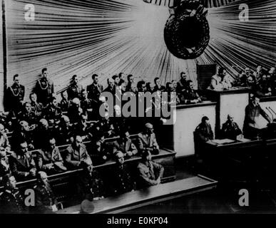 Adolf Hitler speaking at the Kroll Opera House Stock Photo - Alamy