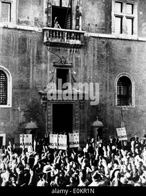 Benito Mussolini signs the Four Power Pact, 1933 Stock Photo - Alamy
