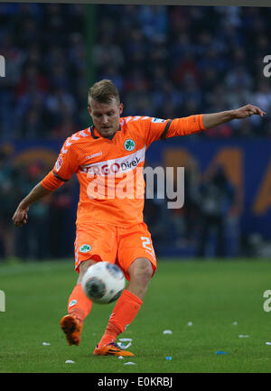 Hamburg, Germany. 15th May, 2014. Hamburg's head coach Mirko Slomka (L ...