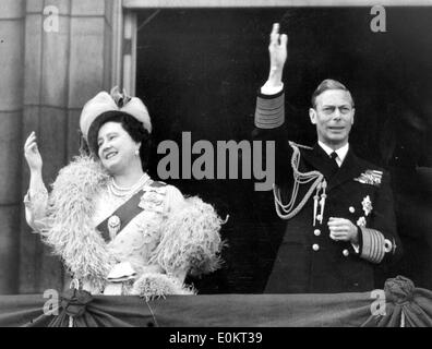 King George VI with his wife Queen Elizabeth and daughters Margaret and ...