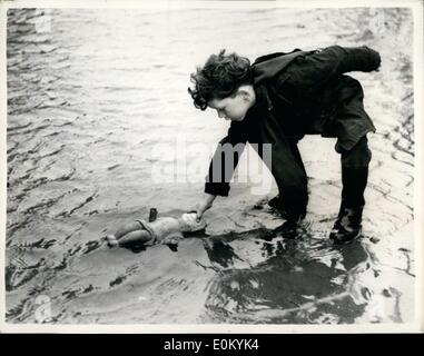 Feb. 02, 1953 - After the flood - scenes at Whitstable.Water sent back ...