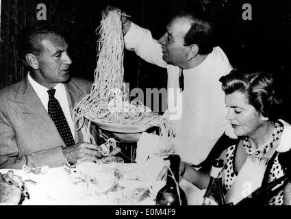 Gary Cooper and his wife, Veronica Balfe, attend the film premiere of ...