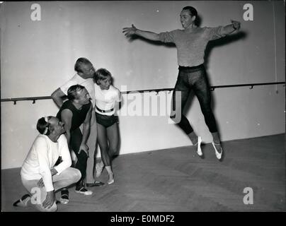 ALAN CARTER (R) the new chief ballet dancer of the Bavarian opera ...