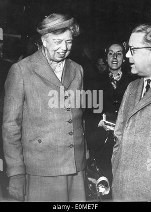 First lady Eleanor Roosevelt smiles President Franklin D. Roosevelt's ...
