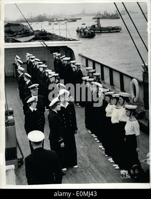 Aug. 08, 1955 - Lady Pamela Mountbatten visits members of girls ...