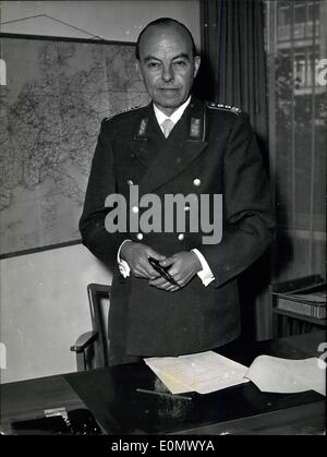 Lieutenant General Hans Röttiger (L) in a conversation with Helmut ...