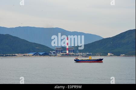(140519) -- VUNG ANG PORT, May 19, 2014 (Xinhua) -- The Chinese ship ...