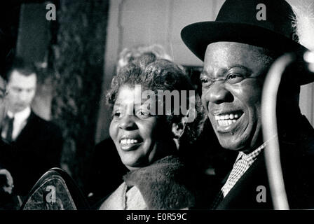 Louis ARMSTRONG and the american Jazz vocalist Velma MIDDLETON - 1961 ...
