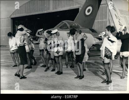 WRENS - members of the British Womens Royal Naval Service - learning ...