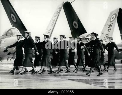 WRENS - members of the British Womens Royal Naval Service - learning ...