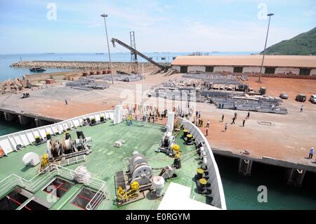 (140519) -- VUNG ANG PORT, May 19, 2014 (Xinhua) -- The Chinese ship ...