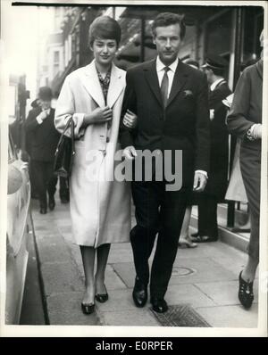 Apr. 04, 1960 - GROUP CAPTAIN TOWNSEND AND WIFE IN LONDON. GROUP ...