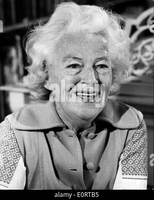 Gracie Fields Actress Singer sitting on bench with third husband Boris ...