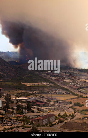 The Las Pulgas and Tomahawk wildfire burns at night in the foothills ...