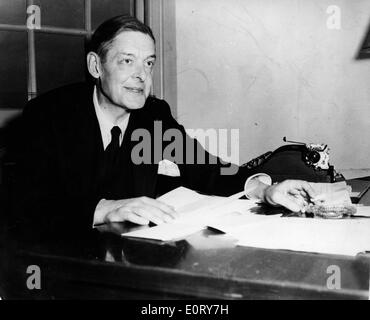 The writing desk of the famous English Poet William Wordsworth in ...