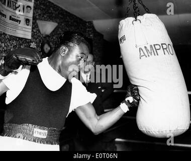 Boxing - Welterweight - Kid Gavilan. Cuban boxer Kid Gavilan (real name ...