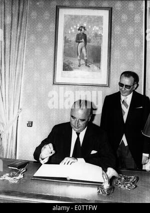 President signing documents Stock Photo - Alamy