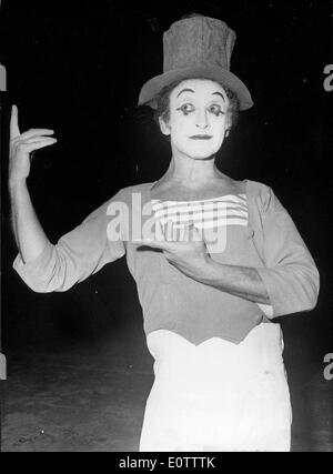 French mime Marcel Marceau miming Stock Photo - Alamy