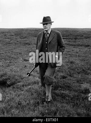 THE PRIME MINISTER IN YORKSHIRE - The Prime Minister walking past the ...