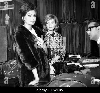 ANNA MARIA VILLANI SCICOLONE & SOPHIA LOREN ACTRESS (1958 Stock Photo - Alamy