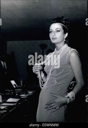 Oct. 10, 1963 - New York International Airport, .. Shapely Pepper ...