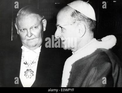 Pope Paul VI talks to Giovanni Cardinal Benelli, Archbishop of Florence ...