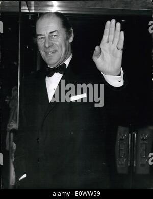 THE YELLOW ROLLS-ROYCE, Rex Harrison, 1964 Stock Photo - Alamy