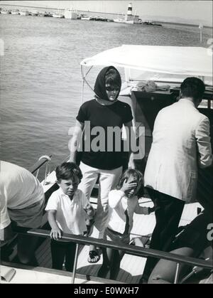 Aug. 08, 1964 - Jackie Kennedy: landing in Porto Ercole, Italy after ...