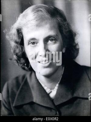 Professor Dorothy Hodgkin (l), awarded a Nobel Prize in 1964 for her ...